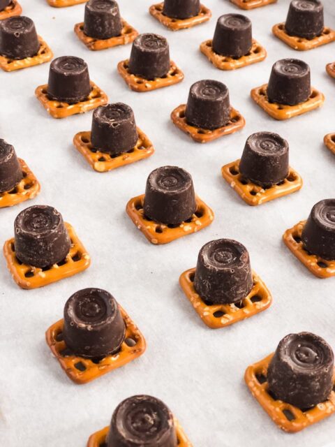 Reindeer Noses (Rolo Pretzel Bites) | Donuts2Crumpets